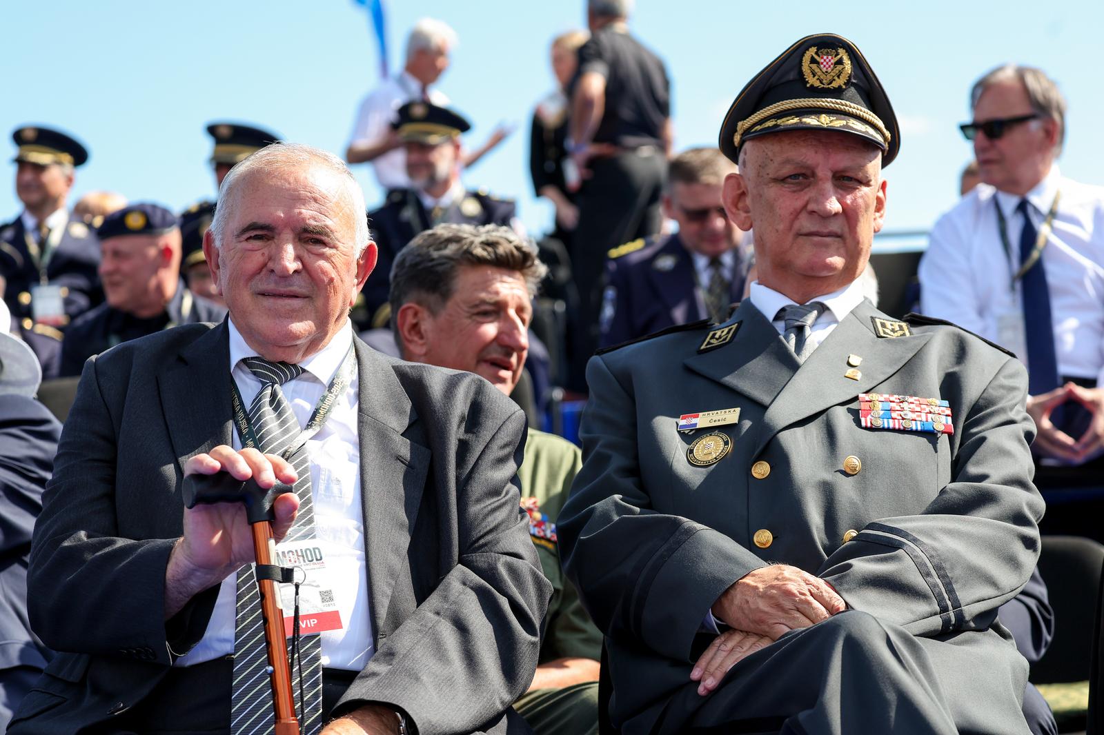 Rojs: Muški nose suknje, ženske nose hlače, to je sve vrag odnio ...